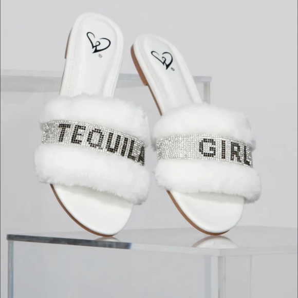 Windsor | Shoes | Nwt Windsor Tequila Girl White Fur Slide Sandals ...